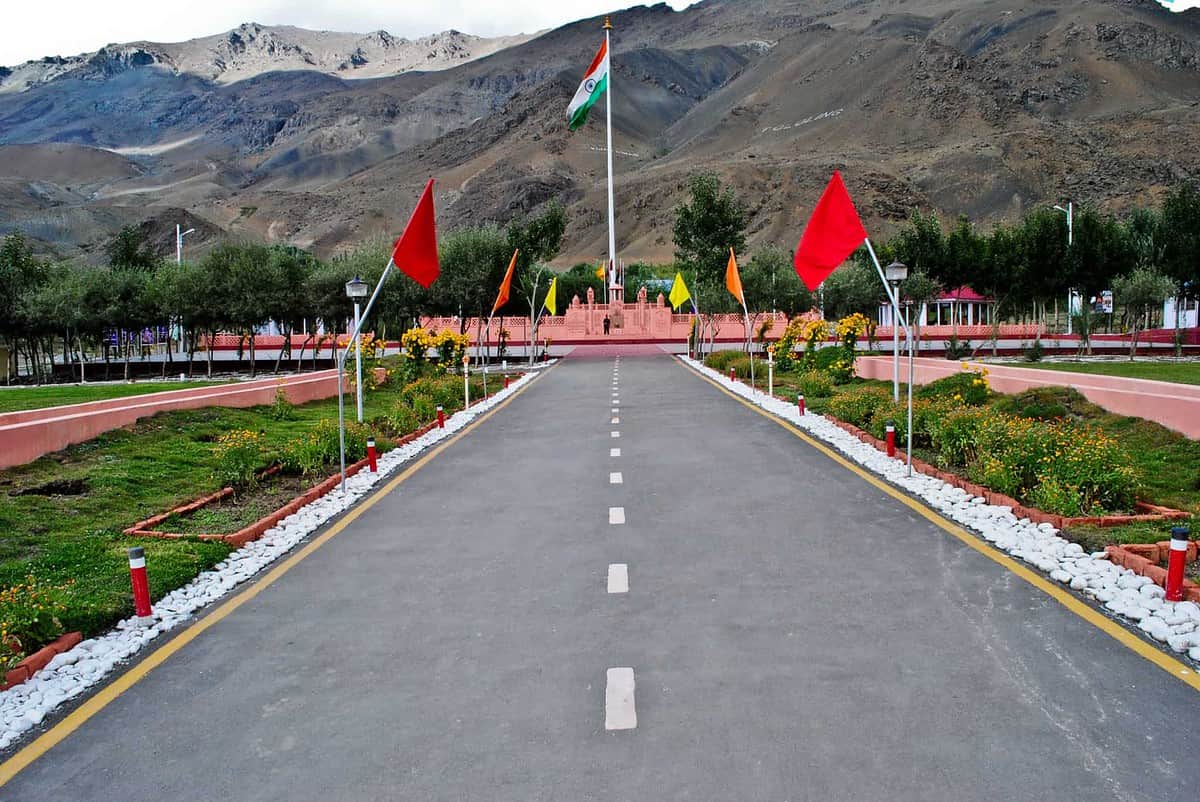 Srinagar to Leh Bus Service - Awesome Guide for Budget Travelers